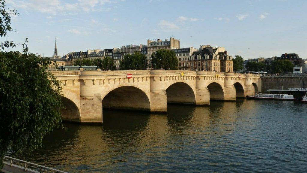 👉 El Pont Neuf - el puente más antiguo de París
